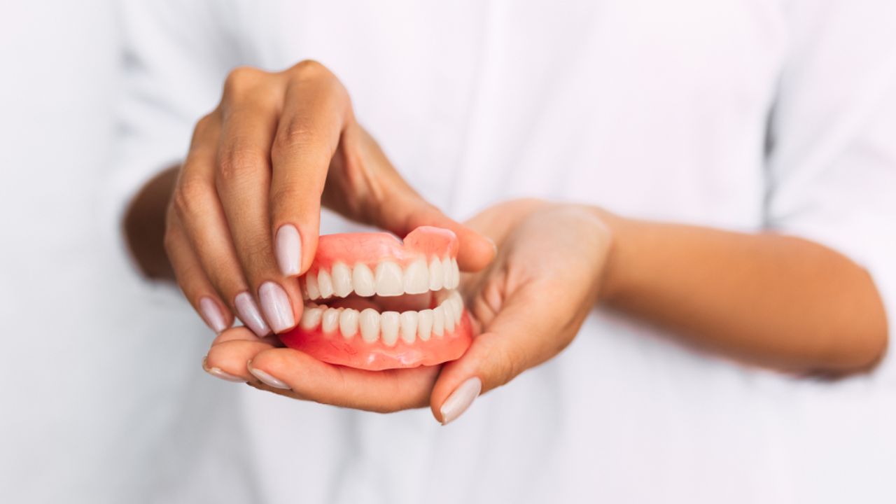Prótese dentária removível: conheça os tipos e vantagens!