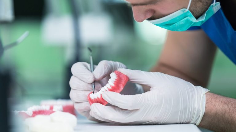 O que é prótese dentária? Tire suas dúvidas sobre o procedimento