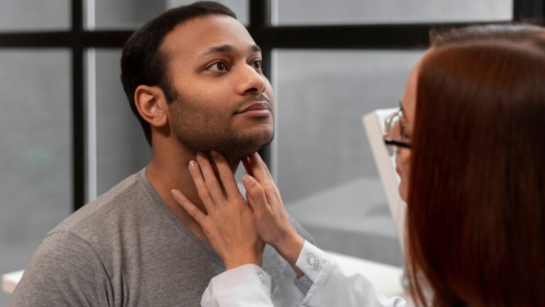 Caseum: quais as causas e como tratar - OralDents