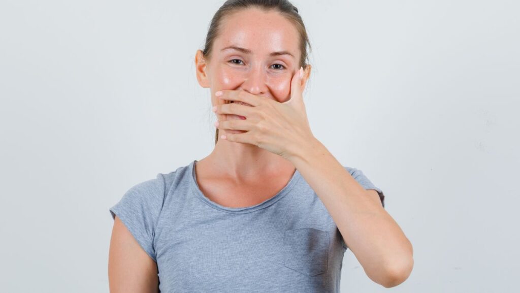 Como curar machucado na boca rapidamente: entenda!