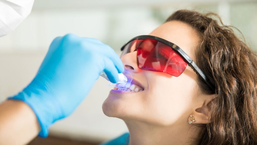 Aplicação de flúor: importância e como funciona! - OralDents