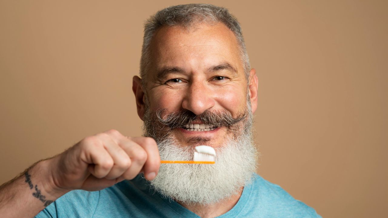 Dentes pequenos: causas, tratamentos para melhorar o sorriso