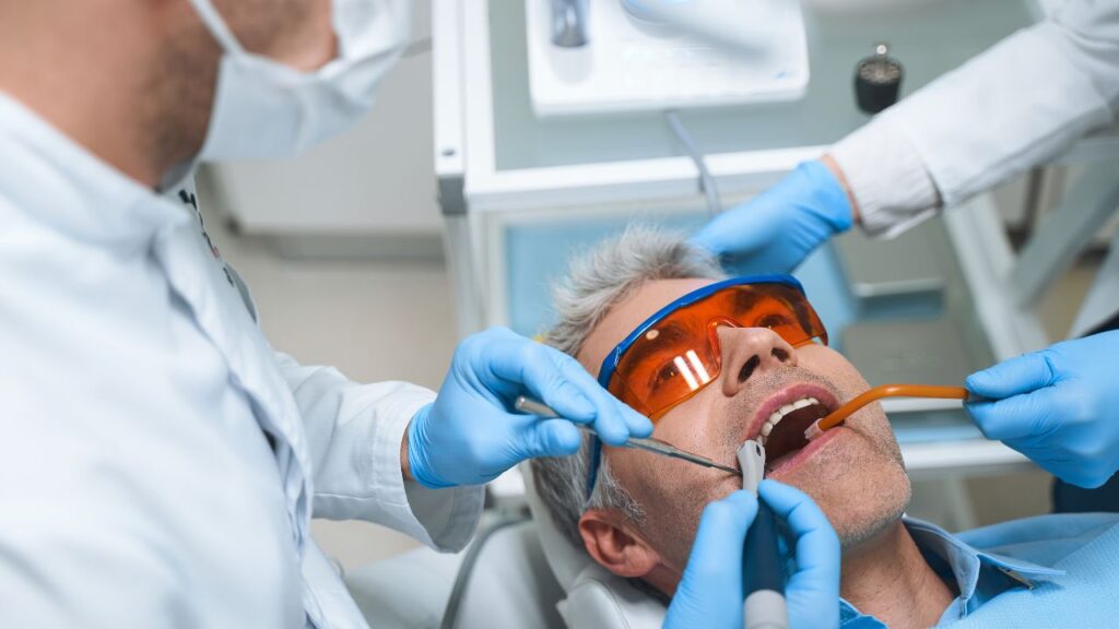 Como arrancar um dente mole: entenda o melhor jeito!